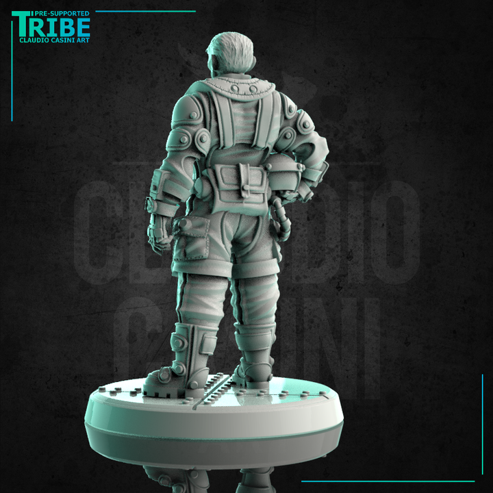 3D Printable (0230) Male spaceship sci-fi pilot with a helmet by Claudio Casini Art